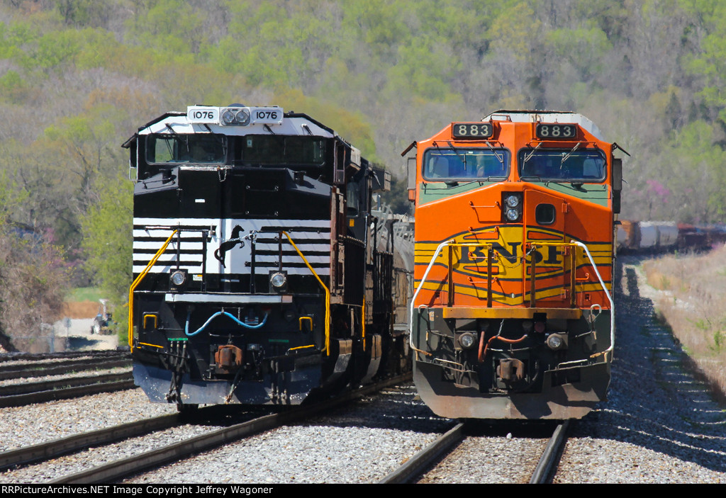 NS 1076 / BNSF 883